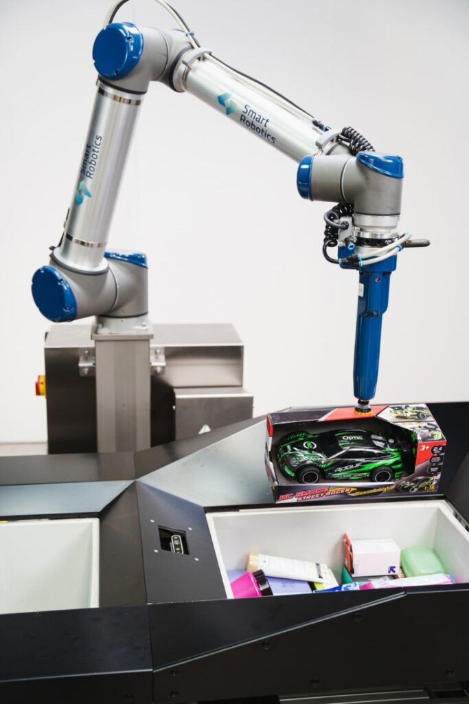 Choosing a pick and place robot: 5 questions to consider